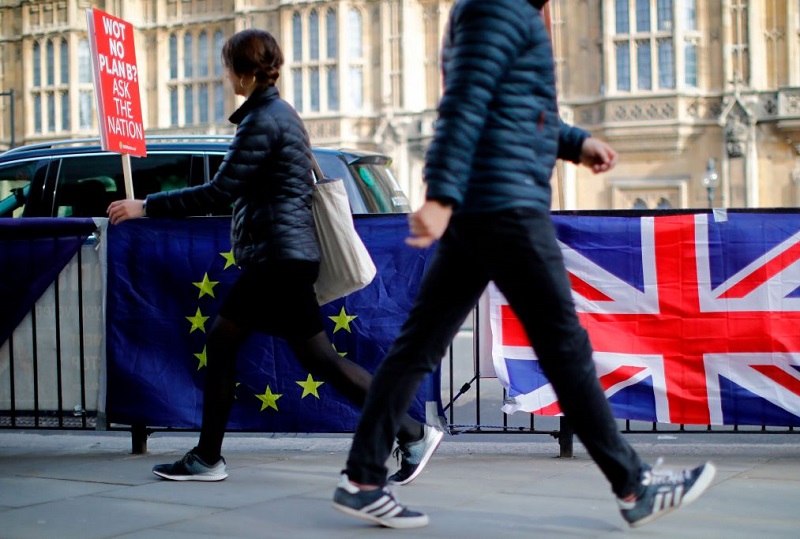 Polacy złożyli prawie pół miliona aplikacji o status zasiedlenia. Home ...